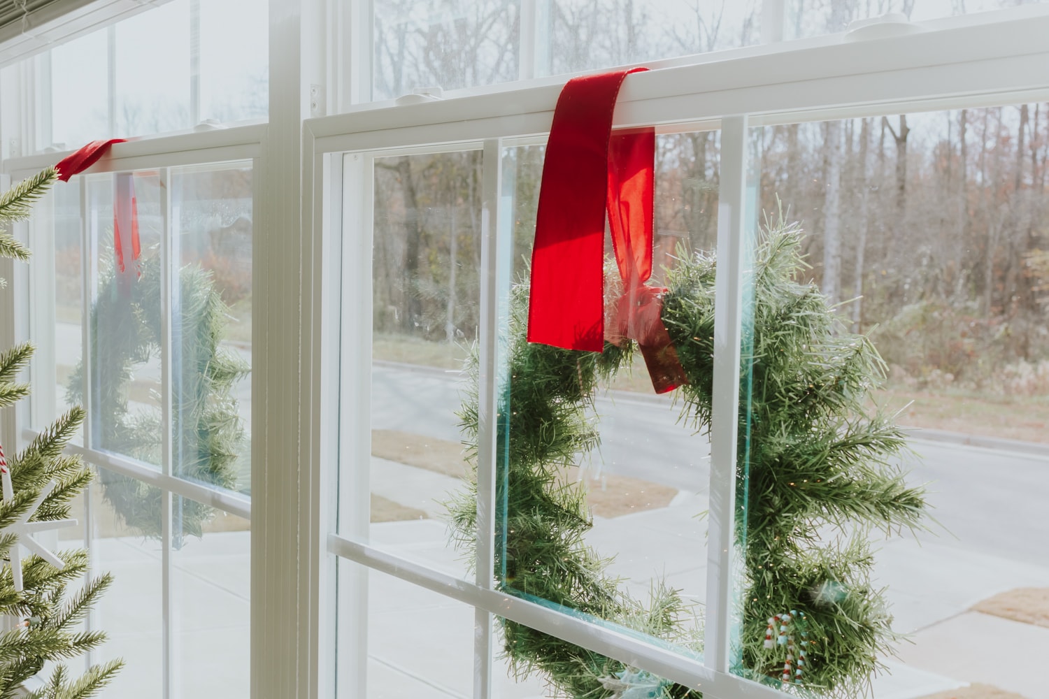 How To Hang Wreaths On Windows Without Damage Or Special Tools ...