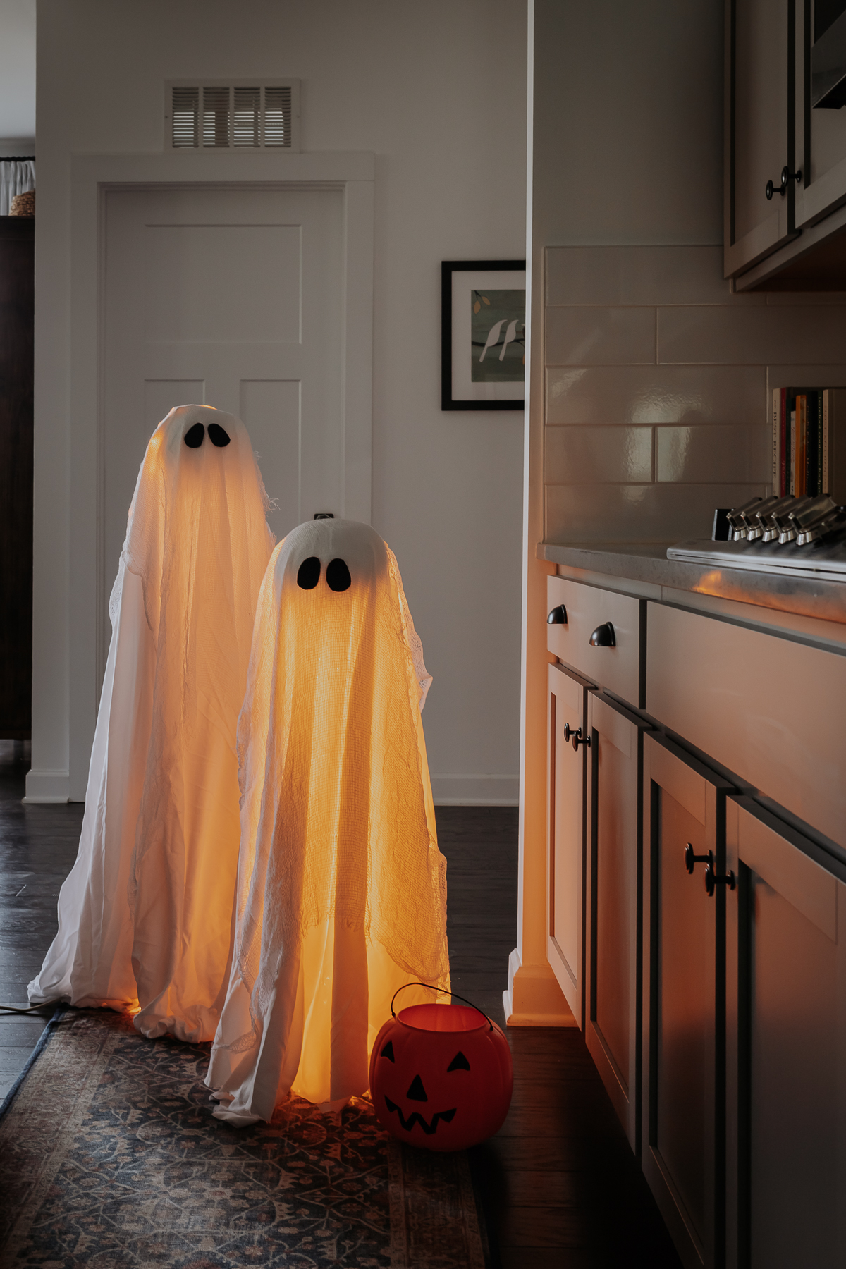 Create Your Own DIY Halloween Ghosts With Lights | DecorHint
