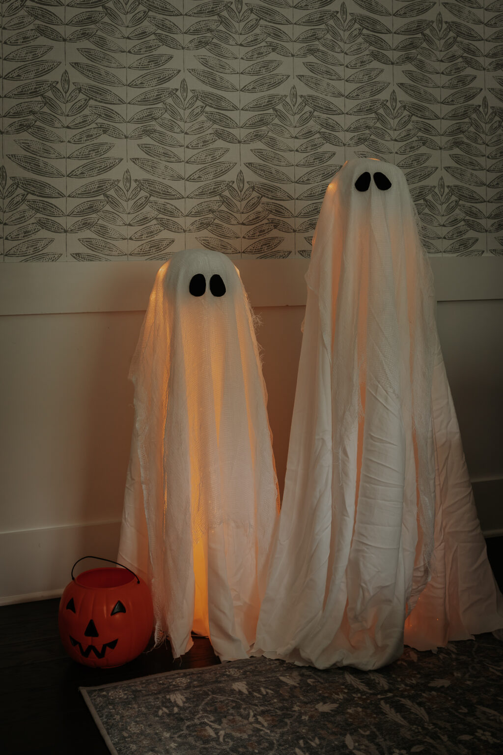 Create Your Own DIY Halloween Ghosts With Lights | DecorHint
