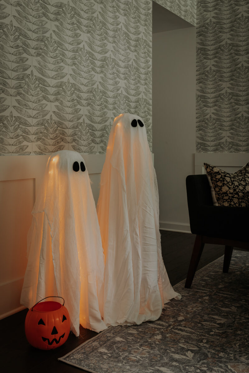Create Your Own DIY Halloween Ghosts With Lights | DecorHint