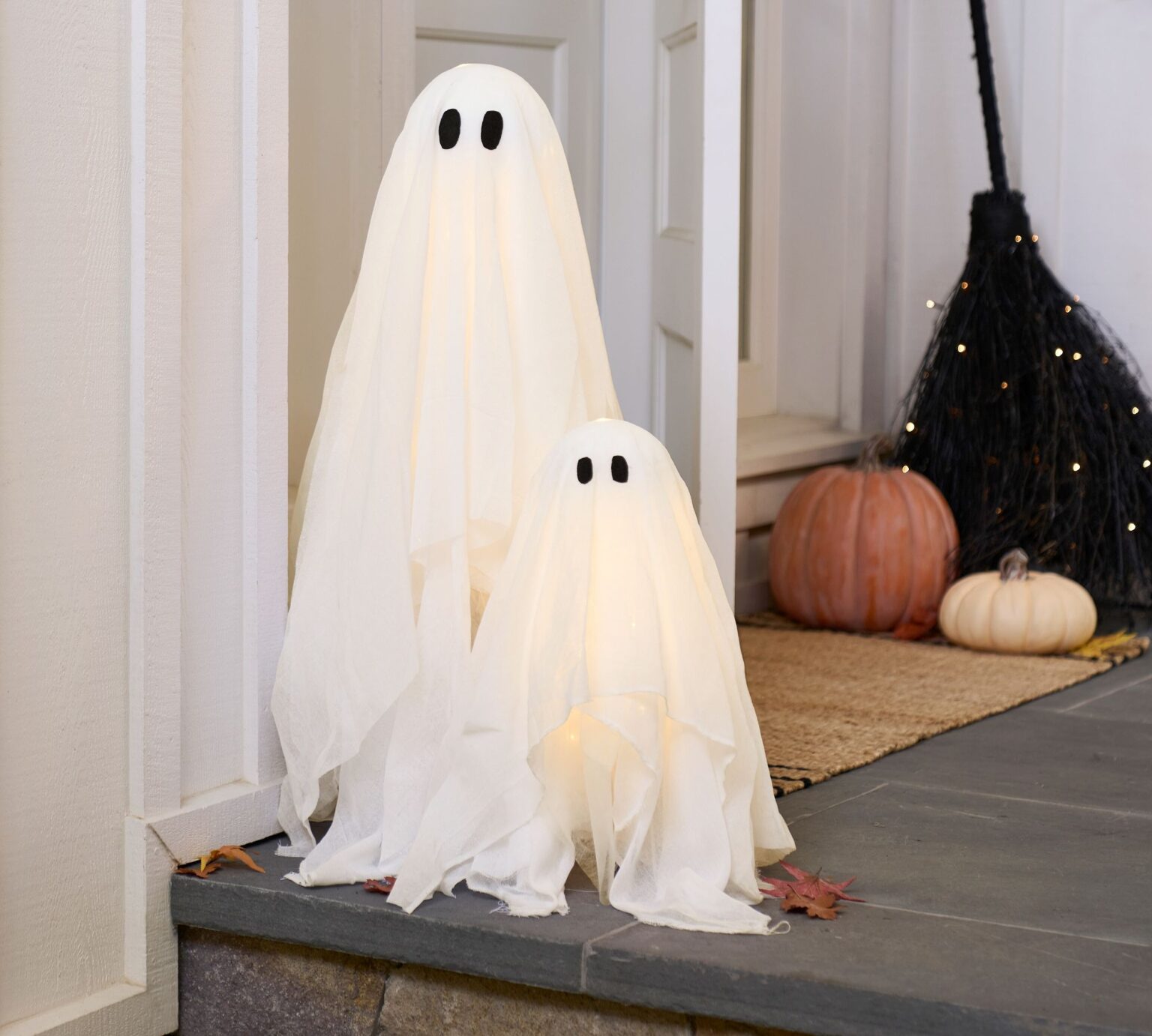 Create Your Own DIY Halloween Ghosts With Lights | DecorHint
