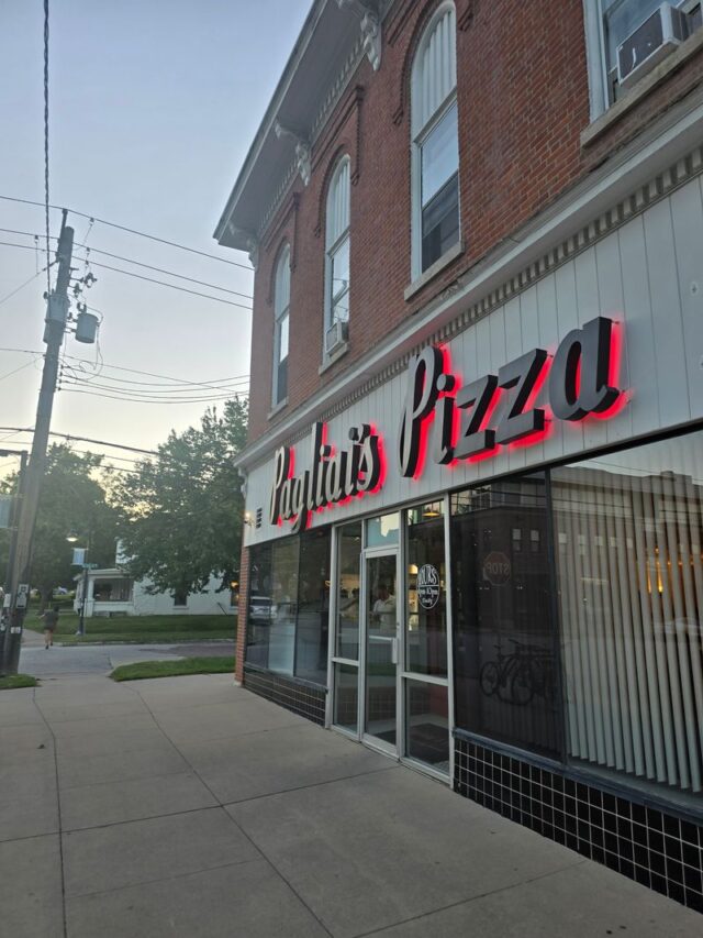 13 Must-Try Iowa Pizza Spots That Are Always Worth The Miles