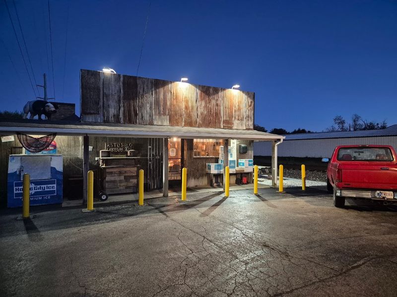 One Indiana BBQ Joint Keeps Drawing Crowds From Miles Away