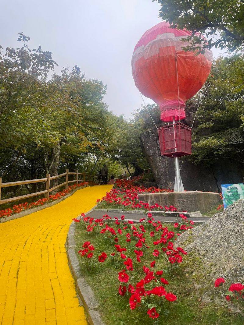 This Wizard Of Oz Theme Park In The North Carolina Mountains Has A Real ...