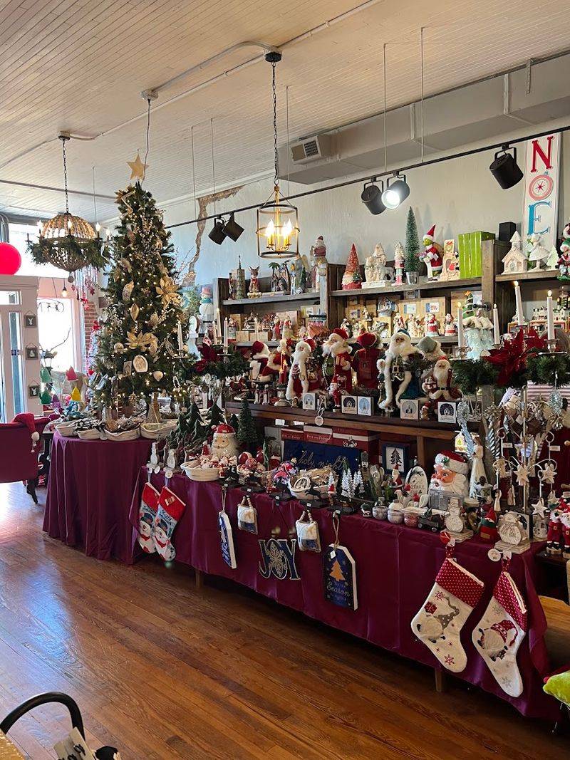 This Giant Georgia Christmas Store Keeps The Holiday Spirit Going All ...