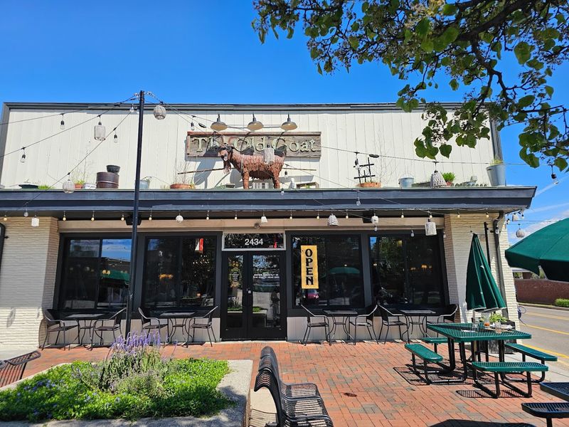 13 Michigan Outdoor Dining Spots Serve Incredible Meals And Stunning ...