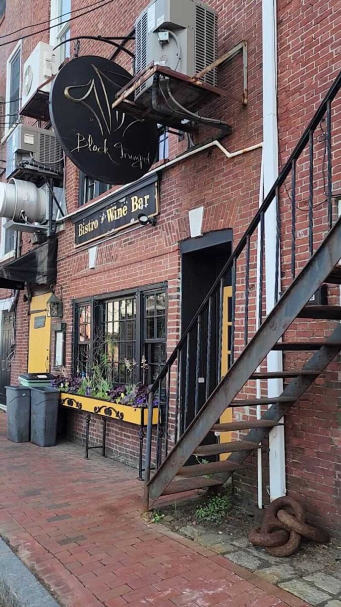 There Is A Seafood Spot In New Hampshire Serving Lobster Inside A 200 ...