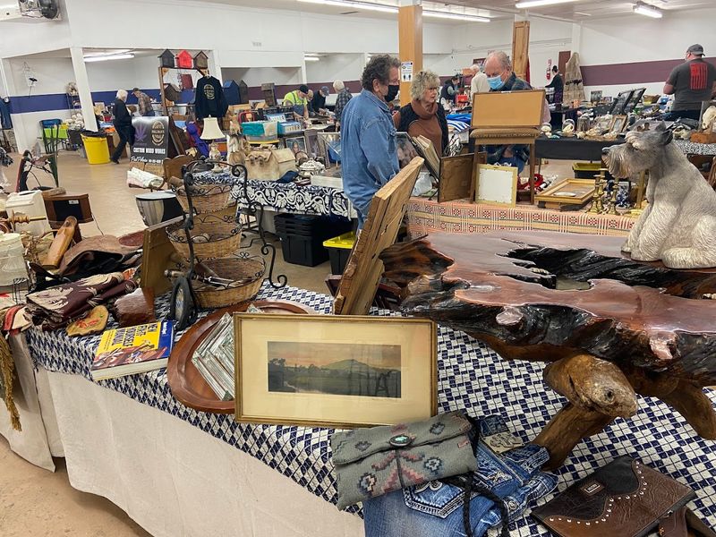 This Oregon Flea Market Is Packed With Finds Worth Digging Through All Day